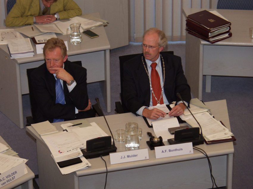 Oud griffier van de gemeenteraad Nieuwerkerk Koos Mulder overleden ...