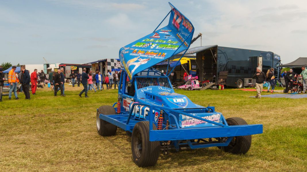 Actie, stof en zon tijdens Autocross Zevenhuizen 2023 | Gouwe IJssel Nieuws